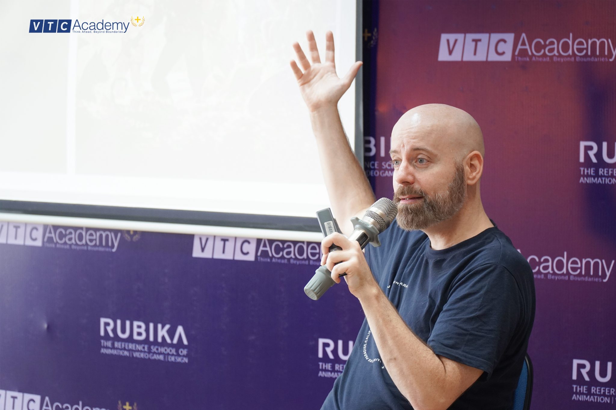 Khởi động ngày đầu tiên của Tuần lễ học cùng chuyên gia quốc tế: ông Guy-Roger Duvert